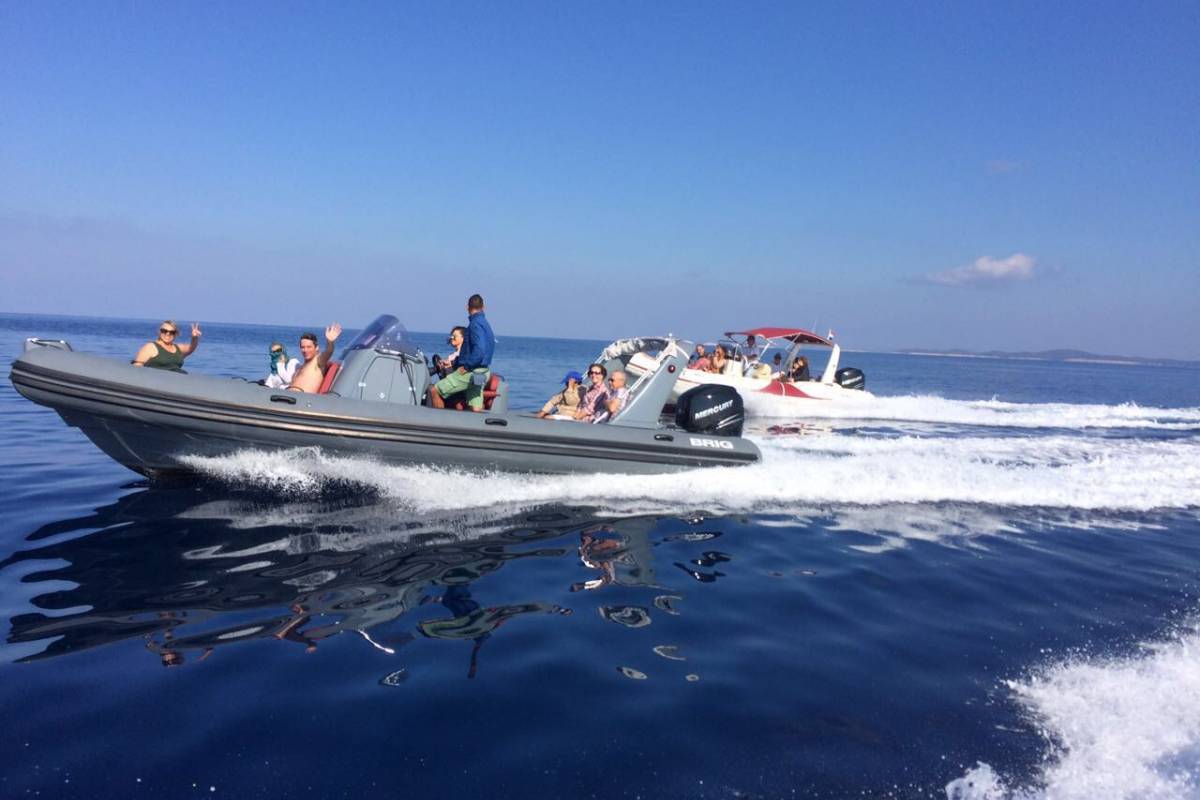 GROUP SPEEDBOAT TOUR – Hvar Adventure